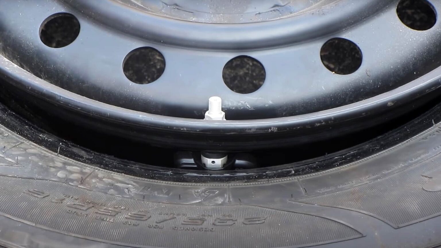 Metal Valve Stems Vs Rubber: Exploring the Pros and Cons - Tire Crunch